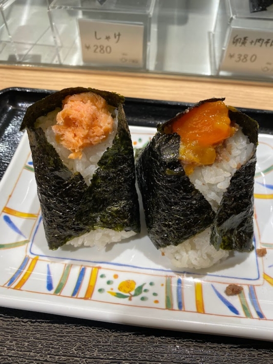 目の前で握ってくれてできたてが食べれるおにぎり専門店。渋谷「戸越屋」 - 主役のグルメ